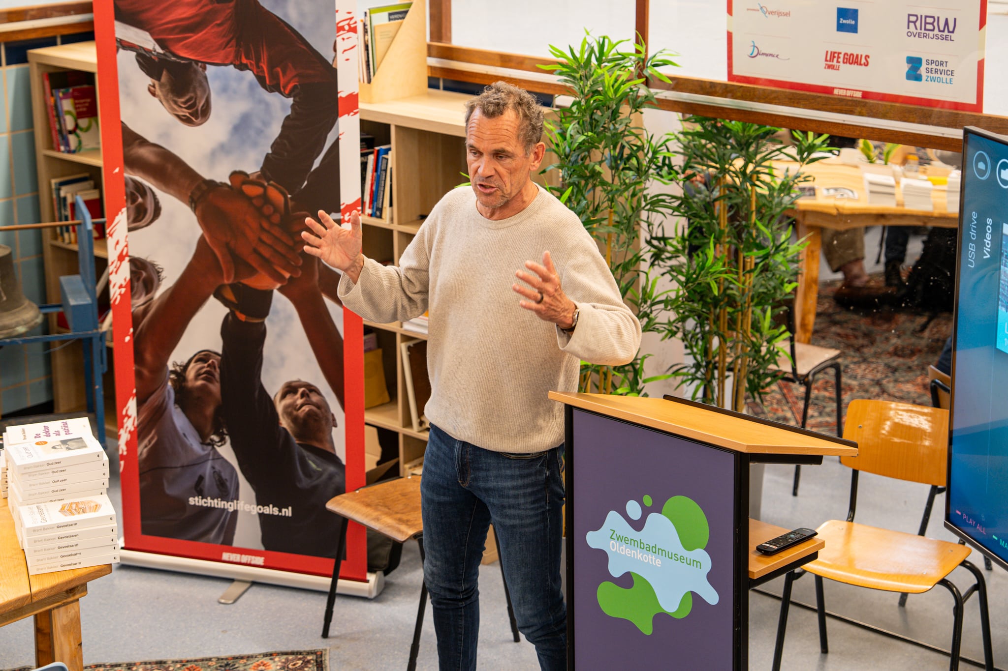 Bram Bakker nam duik in Zwembadmuseum Oldenkotte | Tactus Verslavingszorg
